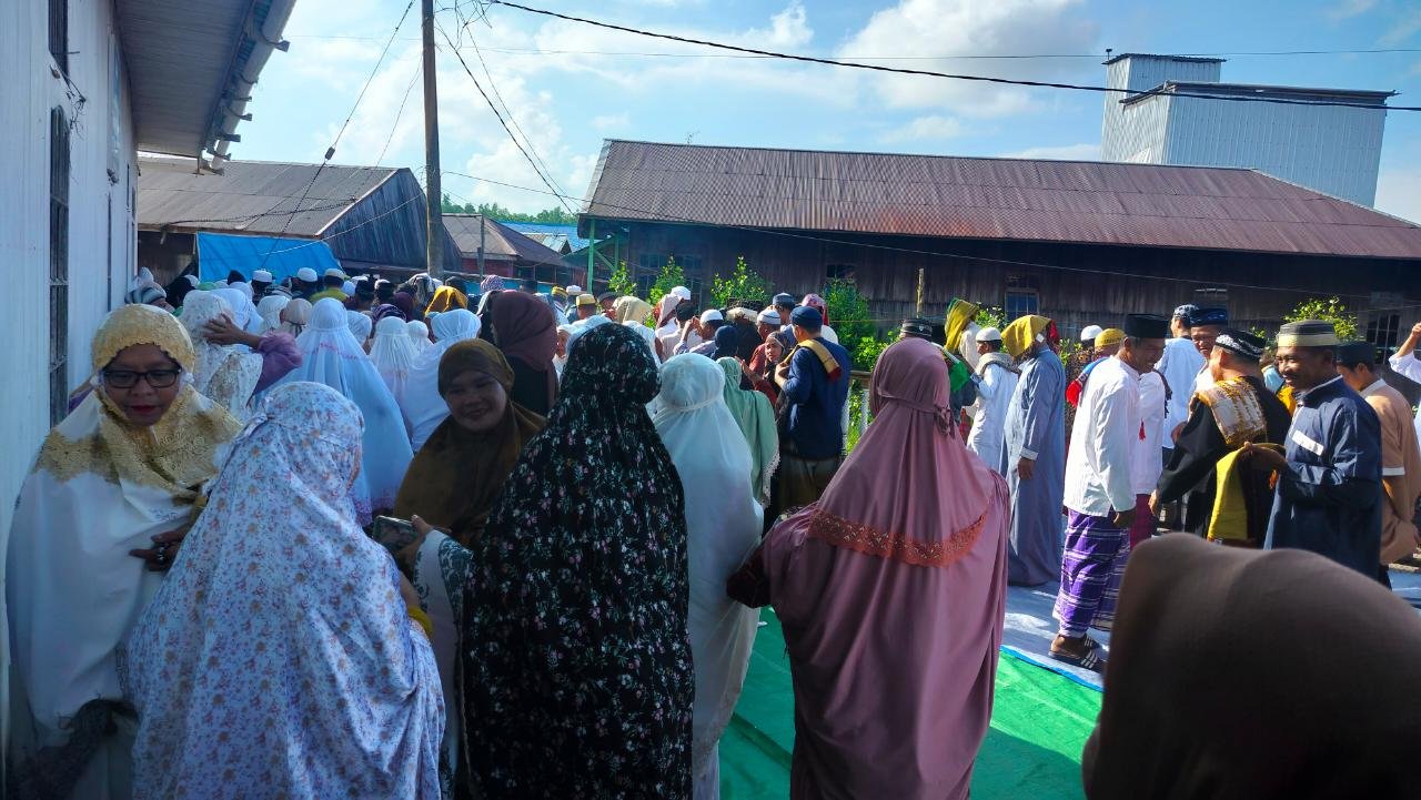 Salat Idulfitri di Muara Pantuan Warga Sambut Gembira - National Media ... Salat Idulfitri di Muara Pantuan Warga Sambut Gembira - National Media ...