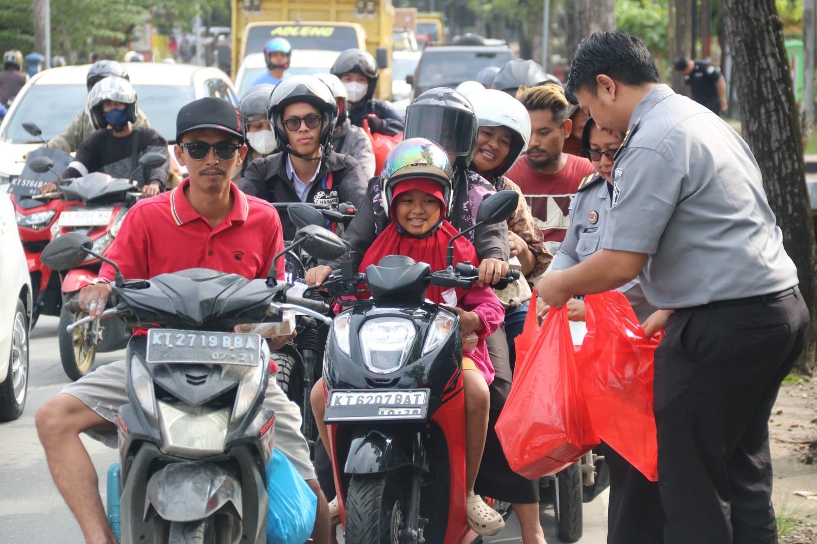 Gun Gun Gunawan Bagikan Takjil untuk Masyarakat - National Media Nusantara