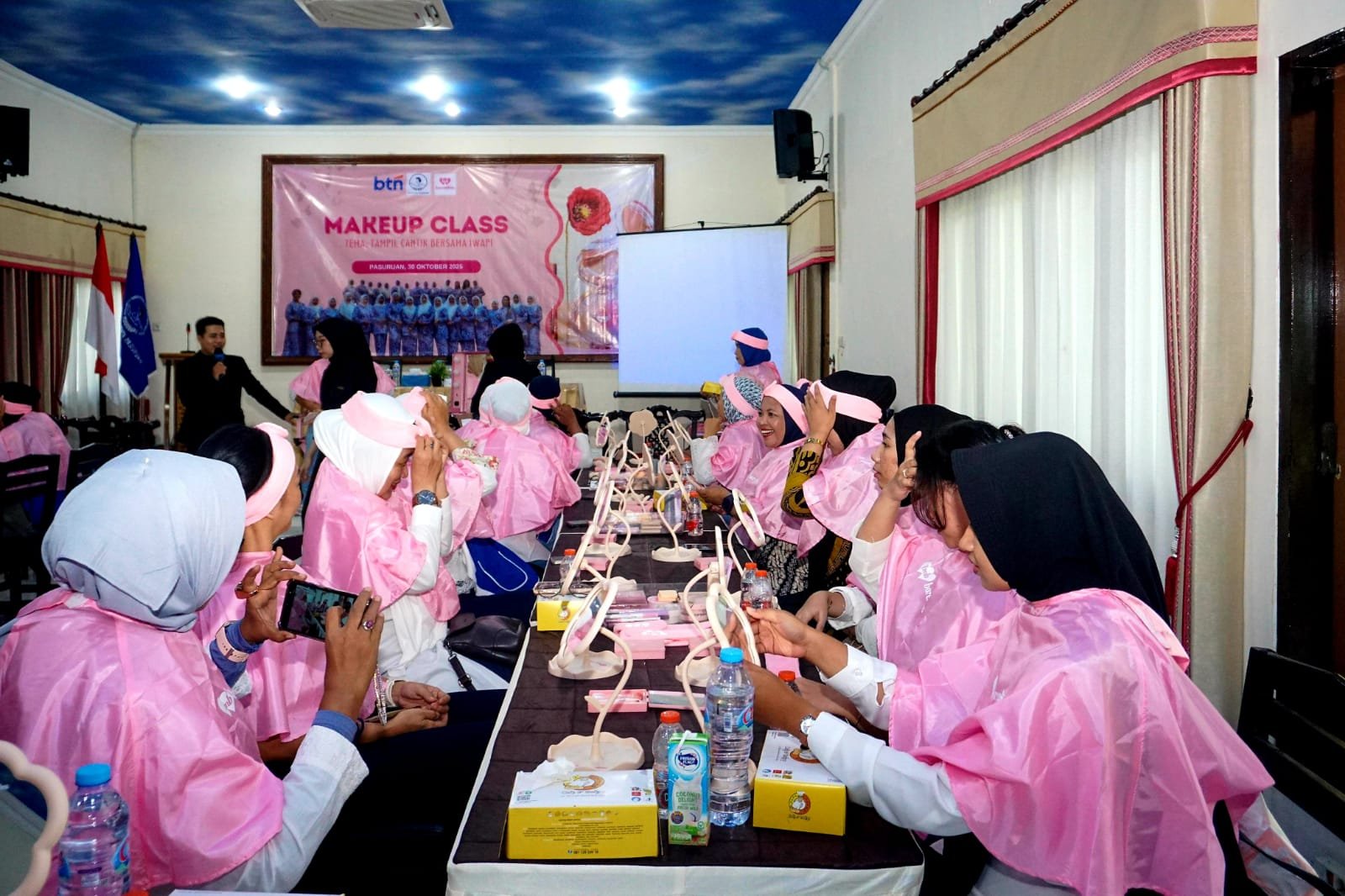 Perkuat Rasa Percaya Diri, Iwapi Pasuruan Ajak Anggota Belajar Makeup ...